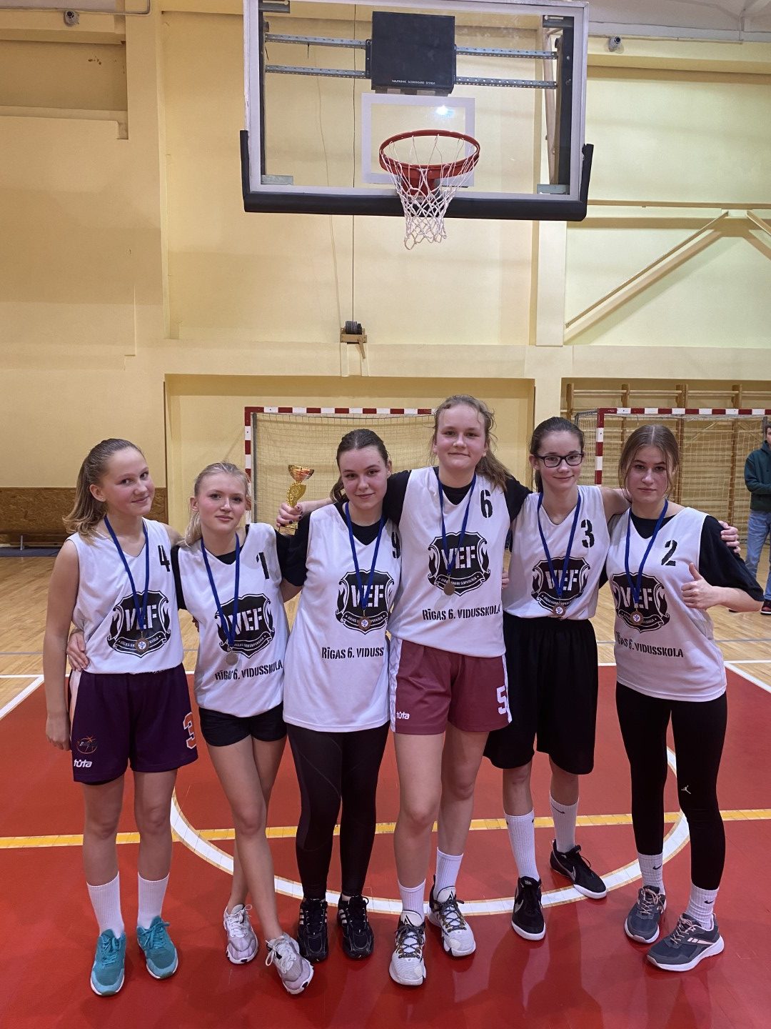 Bronza mūsu pamatskolas basketbolistēm – Rīgas 6. vidusskola